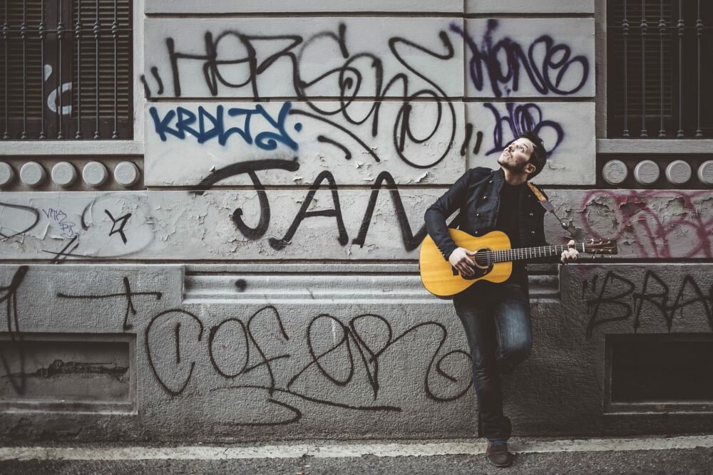 Matteo Terzi, l’artista di strada che canta l’Europa con la sua ...